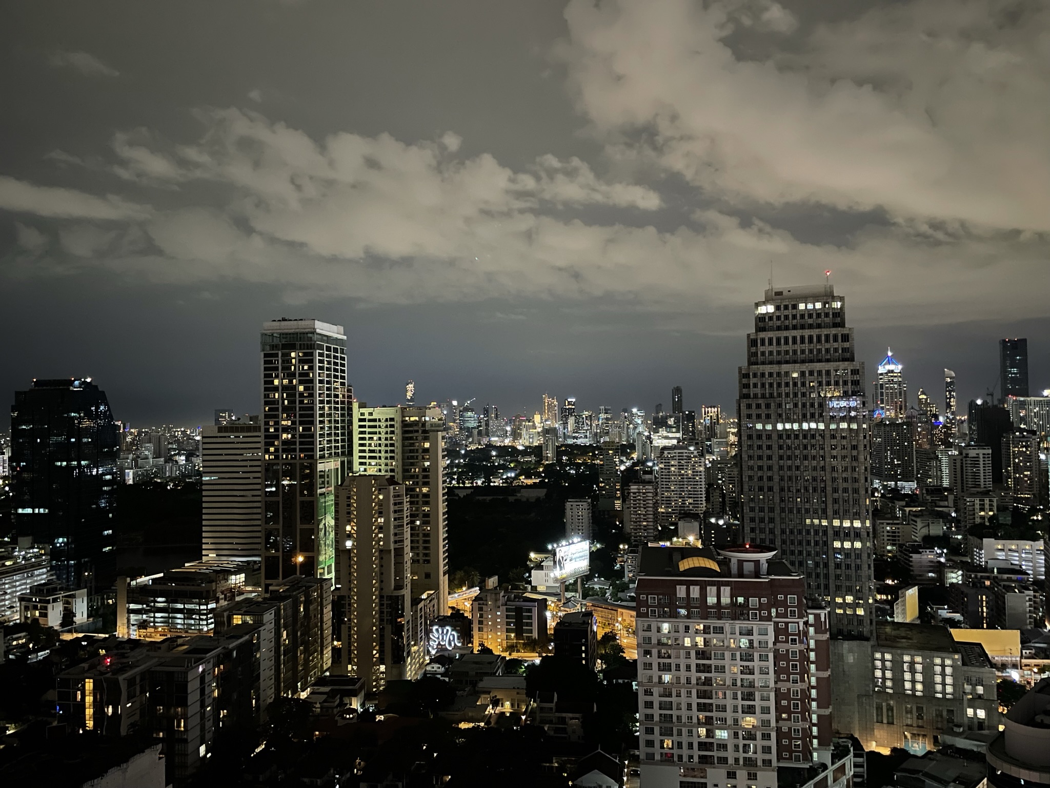 Cooling Tower Rooftop Bar im Carlton Hotel Bangkok: Genieße köstliches ...
