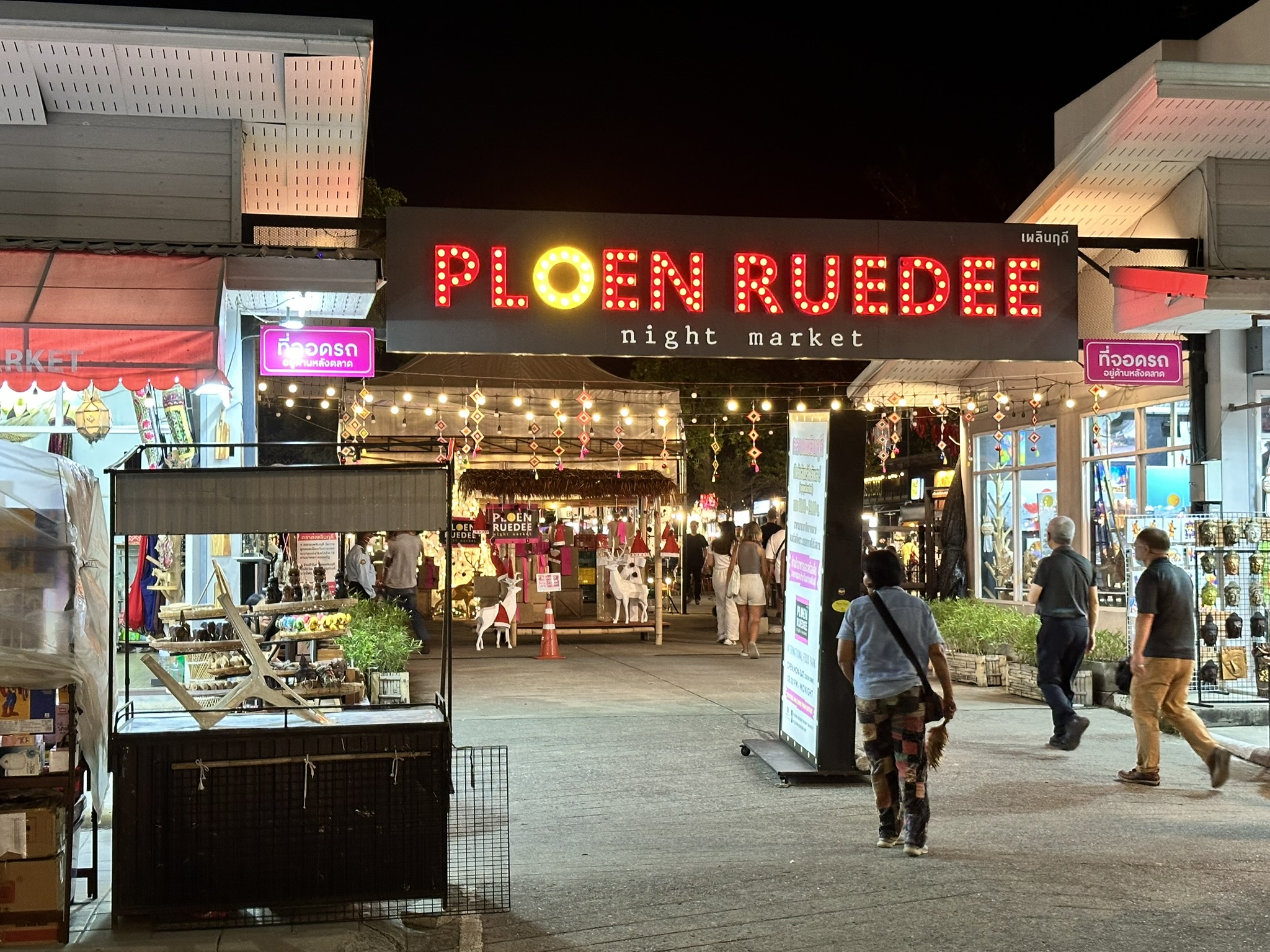 Ploen Ruedee Night Market in Chiang Mai: Eine Kulinarische Weltreise ...