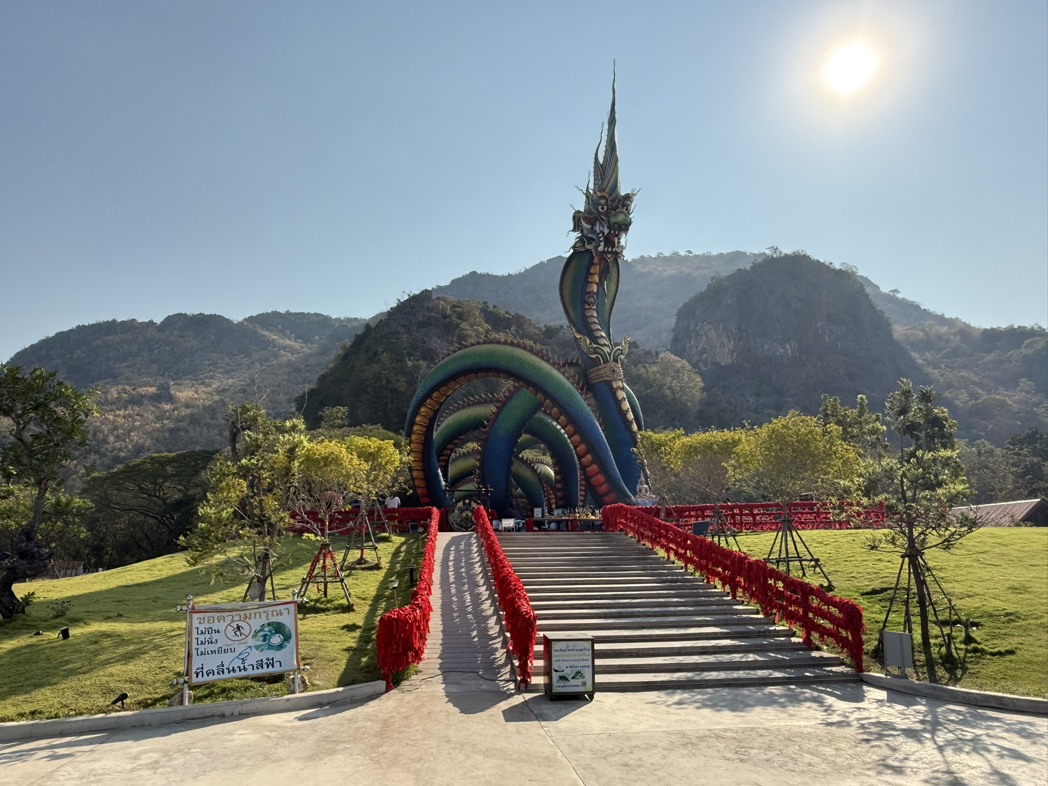 Wat Tham Chaeng – Der faszinierende Drachentempel im Grünen